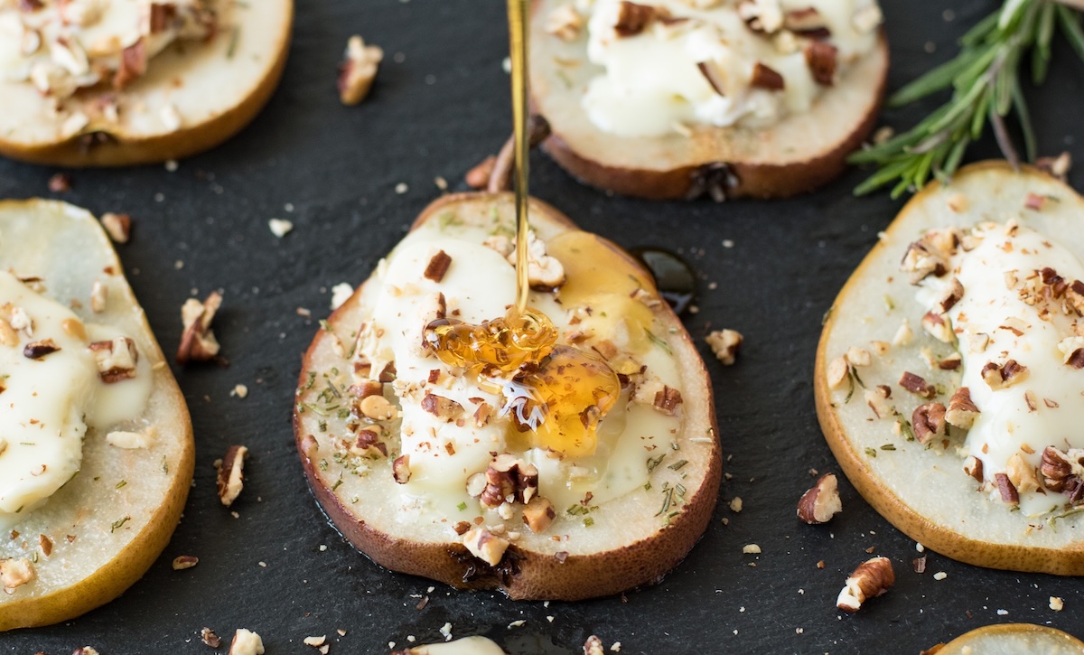 Baked pears with goat cheese, honey and pecans