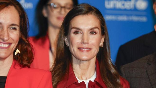 El truco de maquillaje de la reina Letizia para rescatar su chaqueta ...