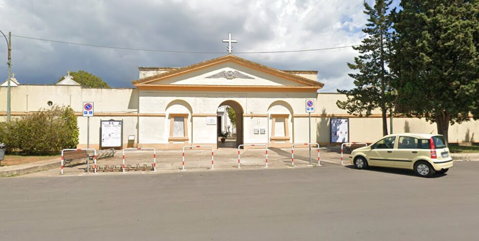 Colpito da infarto durante un funerale: il custode del cimitero viene ...