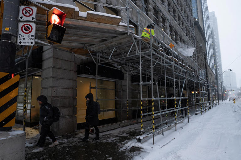 Heavy snow in southern Ontario and Quebec shutters schools, snarls commutes