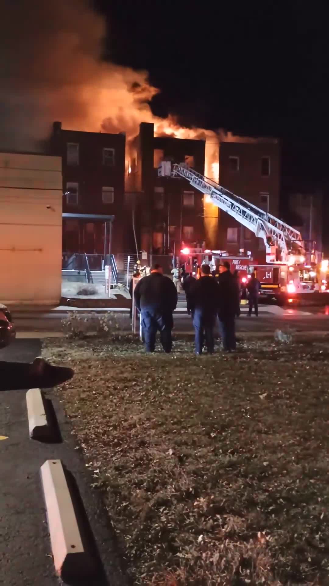 Abandoned Jacksonville apartment building damaged by fire, to be torn down