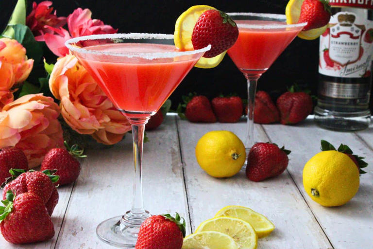Strawberry lemon drop martini: The perfect spring & summer drink!