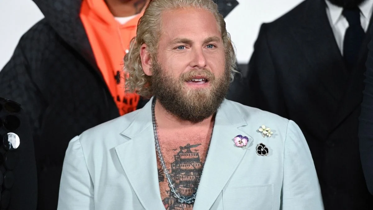 Jonah Hill nearly unrecognizable in blonde wig and glittering outfit on ...