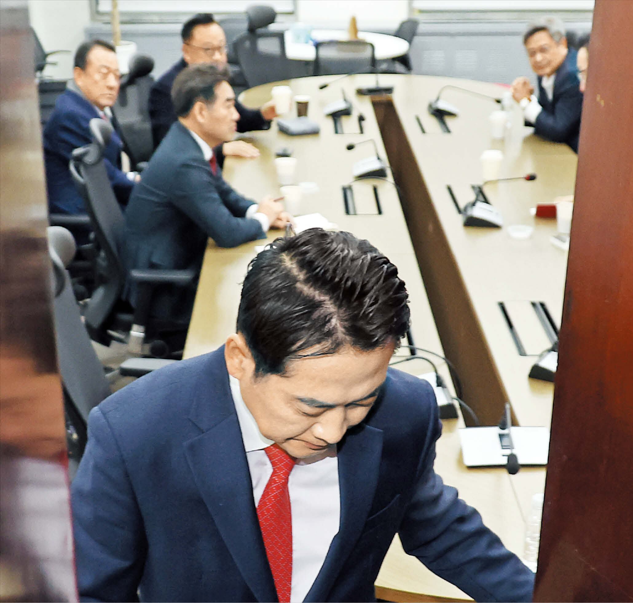 People Power Party leader postpones Han's expulsion