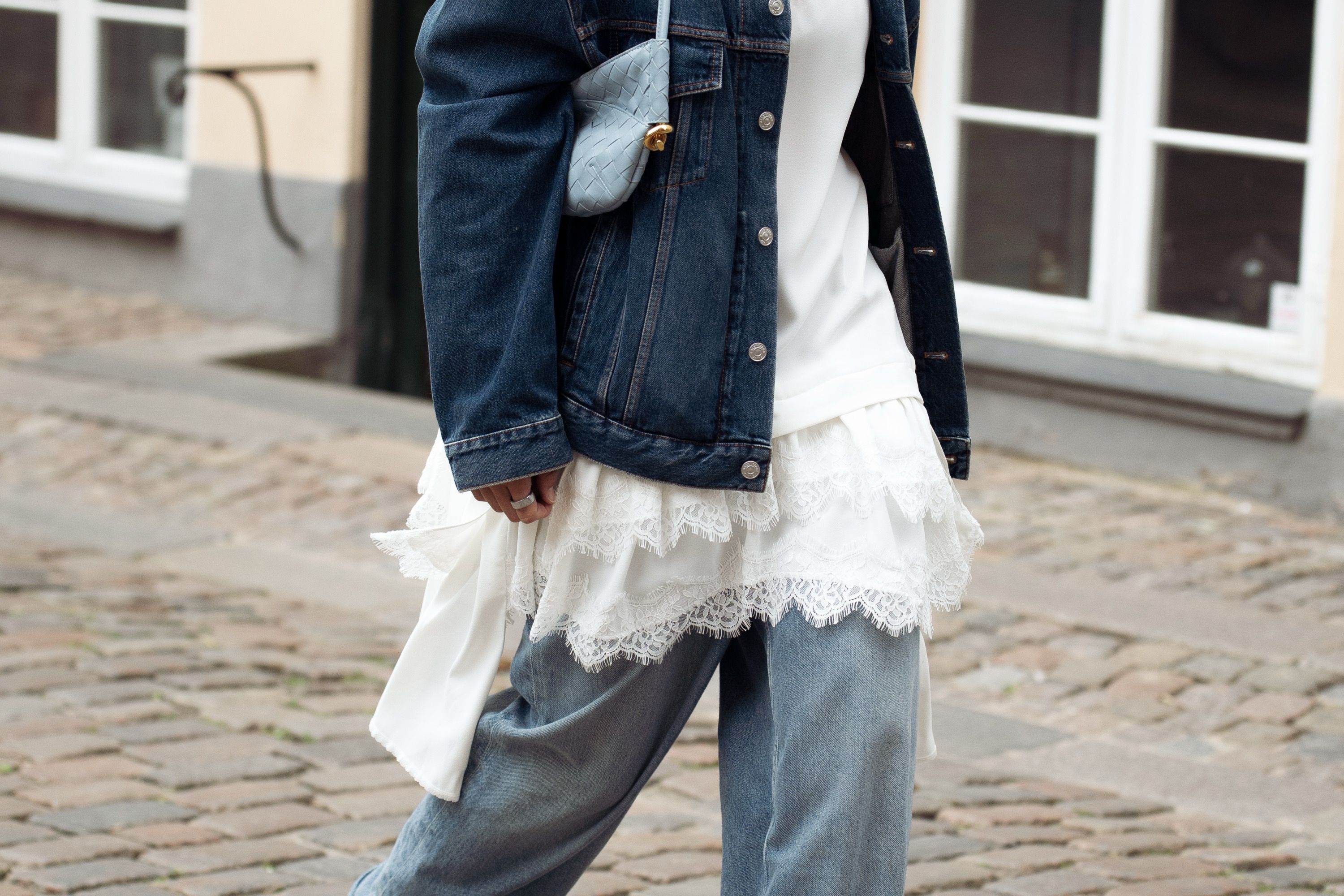 Los jeans color negro se combinan con estos zapatos de moda para un ...