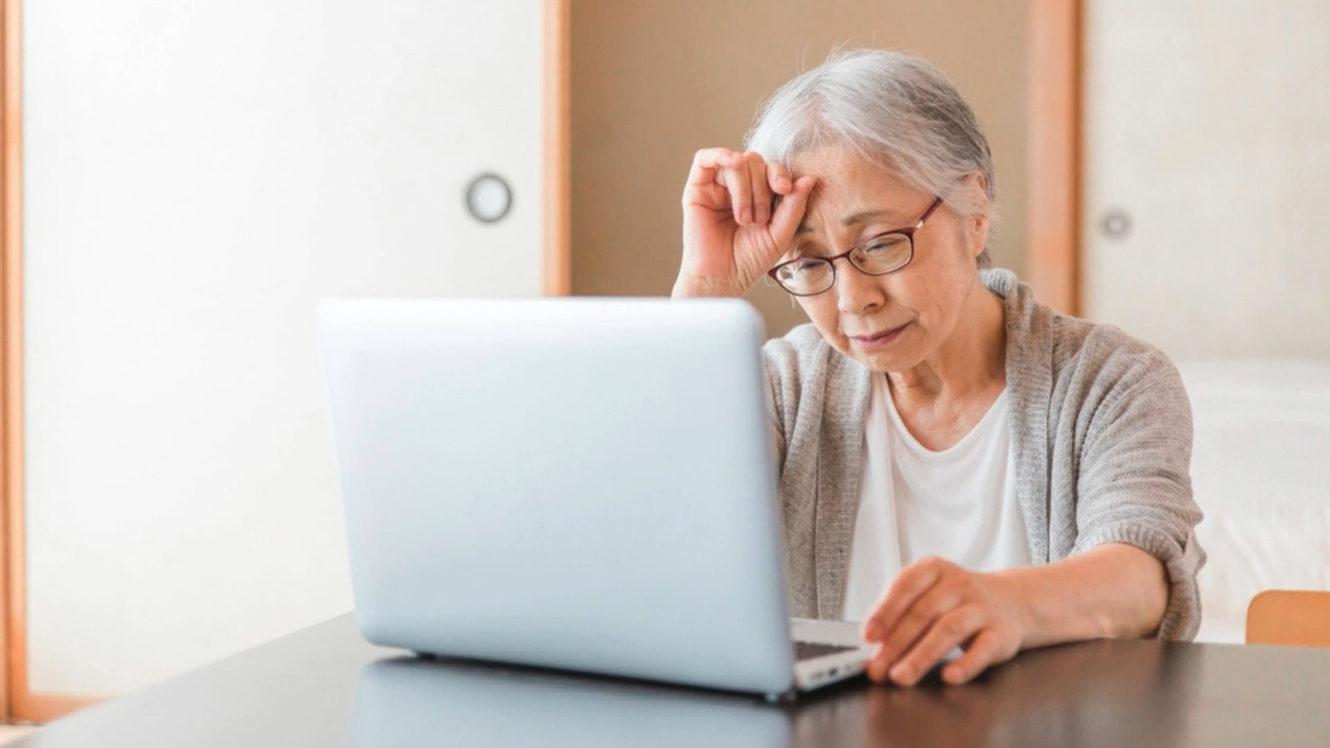 How scammers drained $700,000 from an 86-year-old's accounts while ...