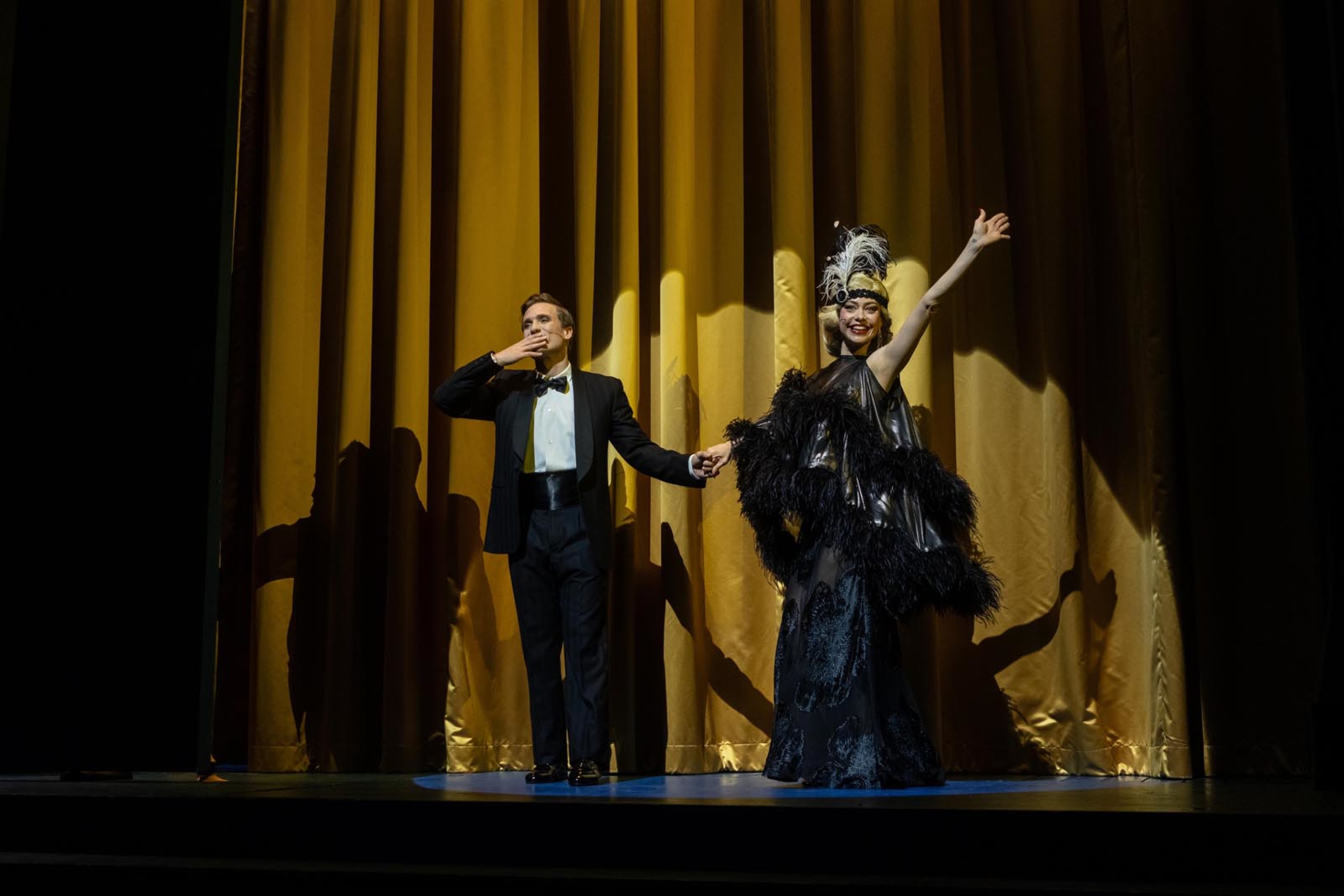 Musical 'Cantando sotto la pioggia' arriva alle Muse di Ancona in ...