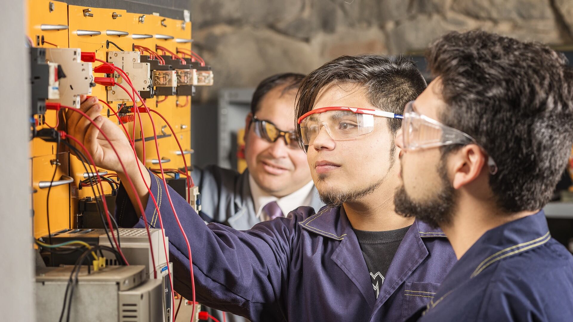 ¿Qué es la formación dual? El modelo alemán que gana terreno en Chile