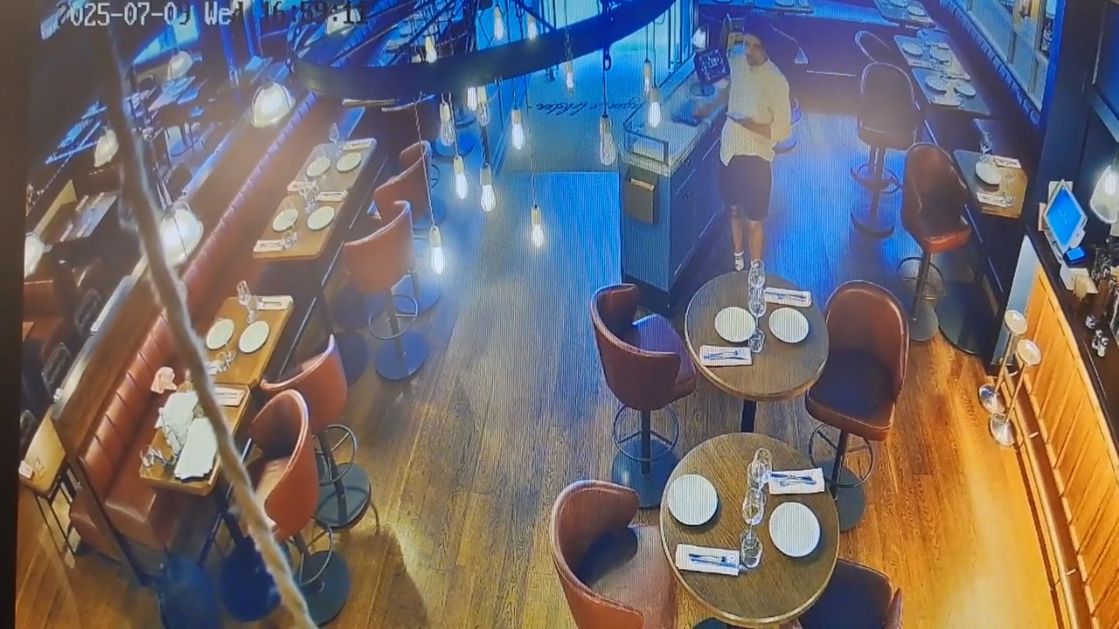 Moment brazen thief swipes laptop from city restaurant - in plain sight