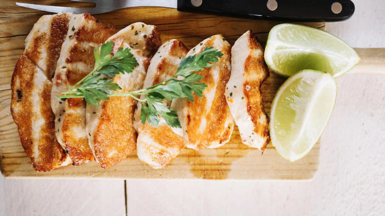 Cómo marinar el pollo con yogur y especias para conseguir una textura ...