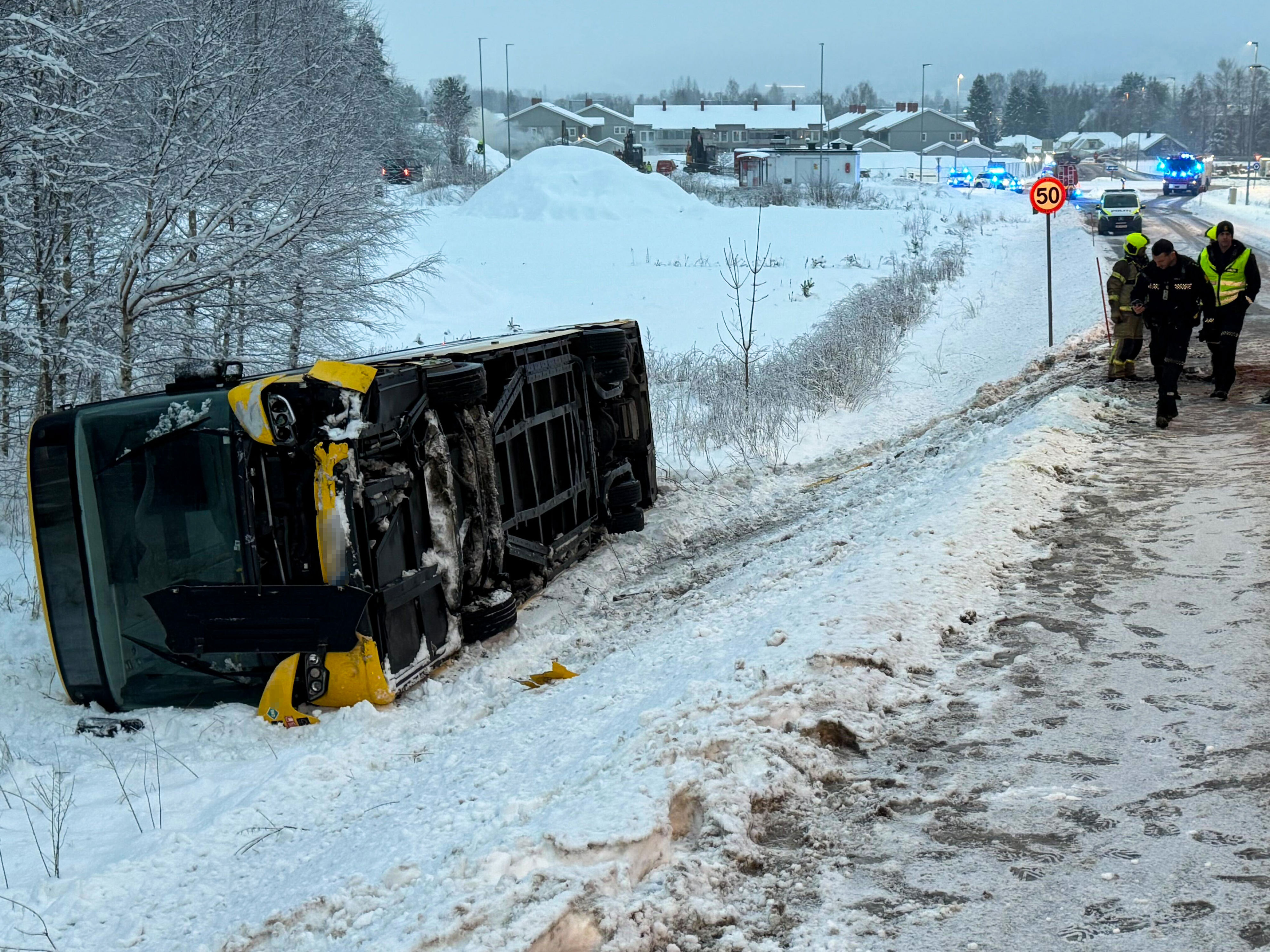 Buss veltet ned skråning i Skien – bilfører skadet