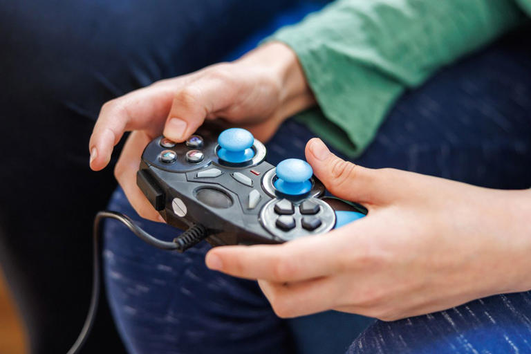 12-year-old Fortnite streamer says he's leaving school to go pro, and ...