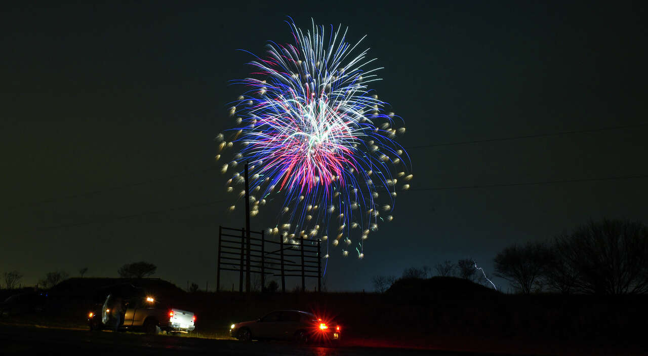 WBCA’s H-E-B fireworks extravaganza brings color, sound and celebration