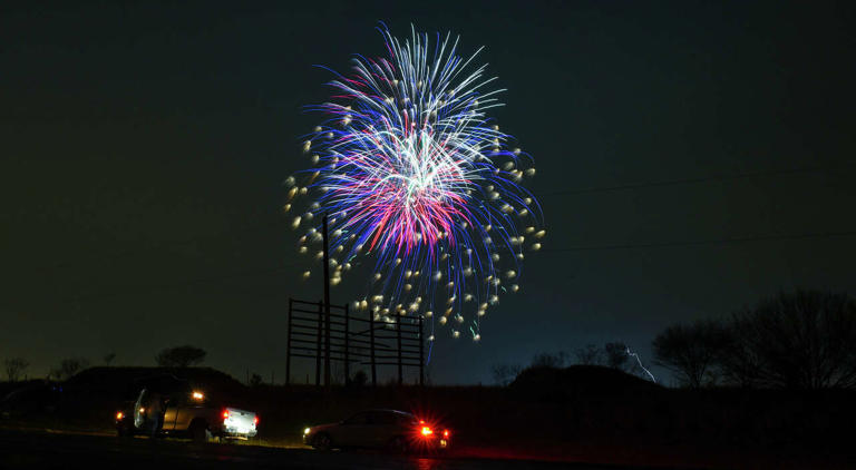 WBCA’s H-E-B fireworks extravaganza brings color, sound and celebration