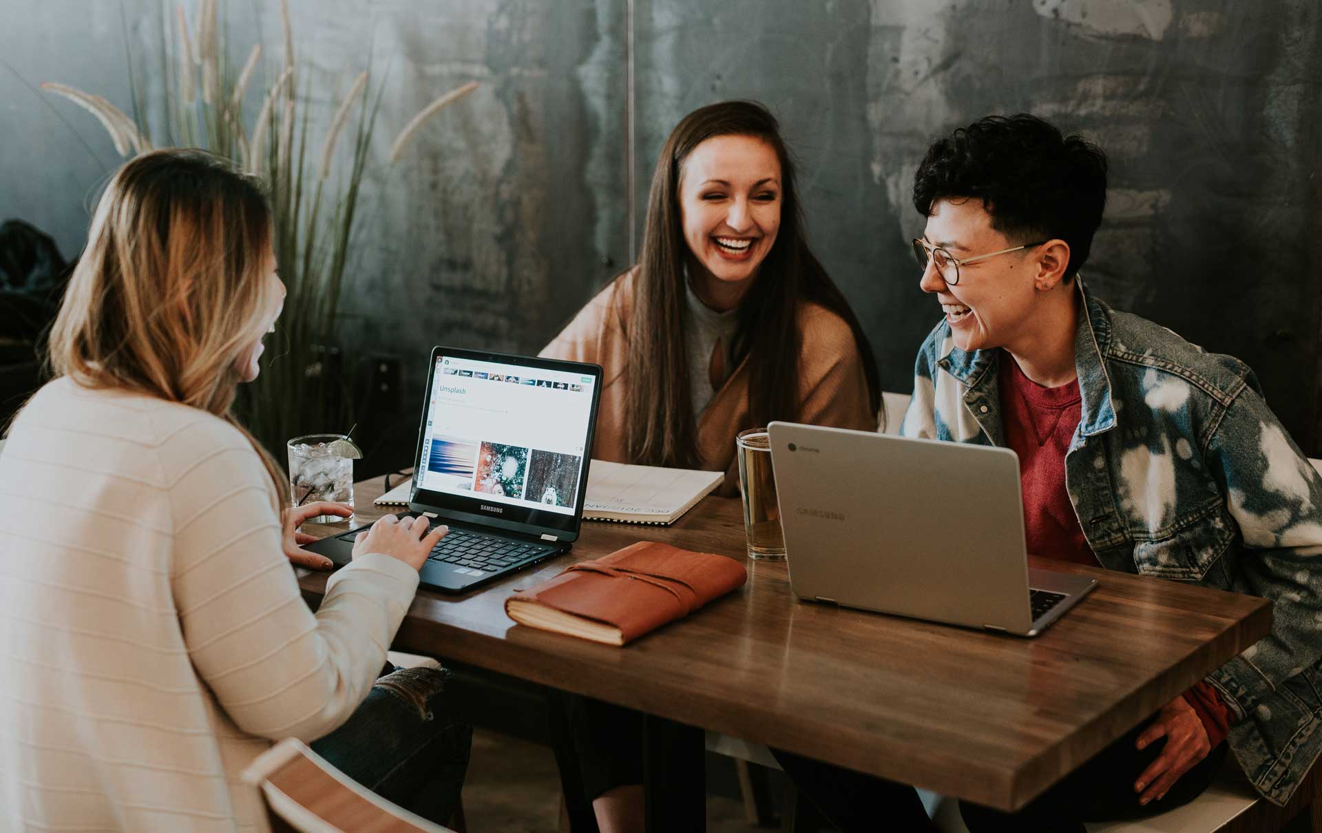 Freundschaften im Job: Sind sie von Vorteil oder ein Risiko?