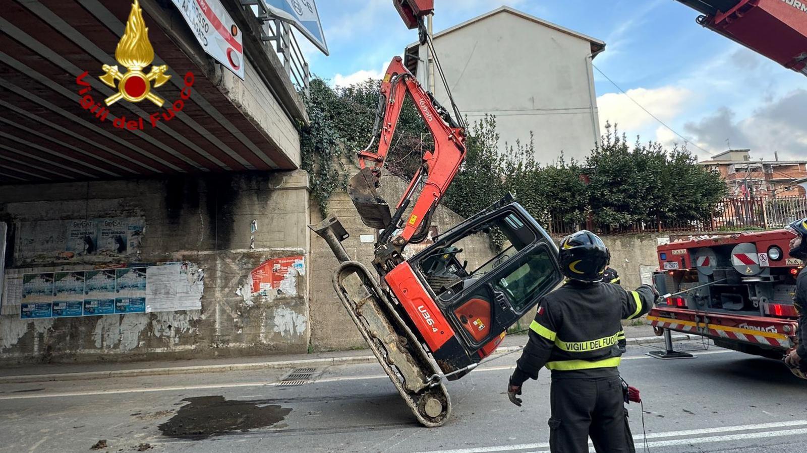 Camion trasporta escavatore, ma nel sottopasso perde il carico: la ...