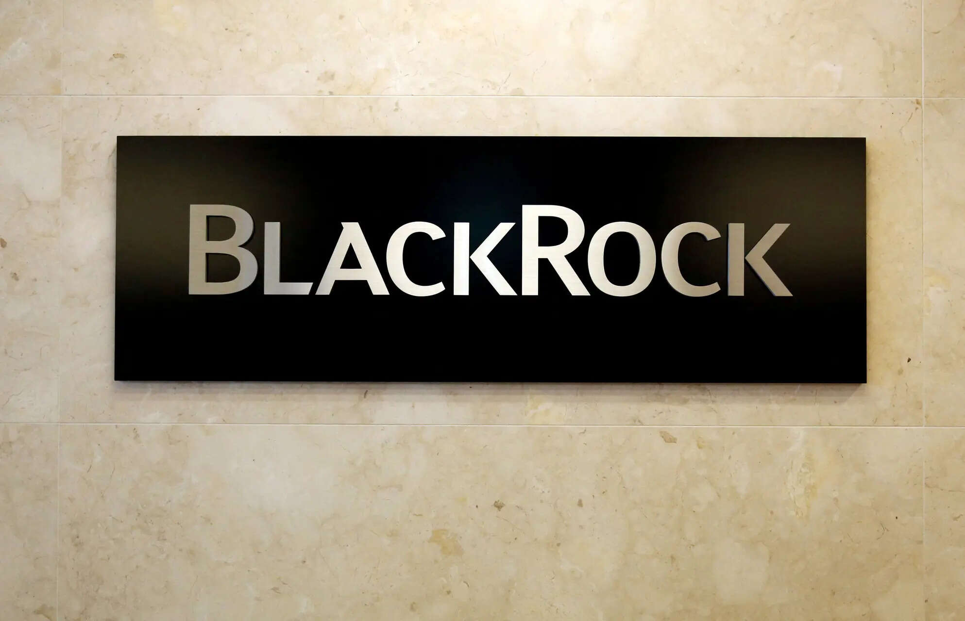 BlackRock's assets hit record $14 trillion on fourth-quarter markets rally