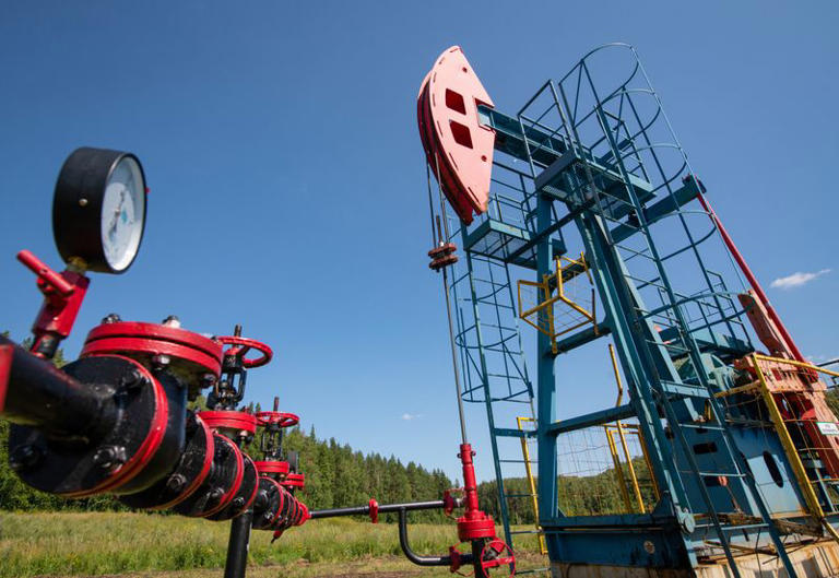 Russia's oil and gas budget revenue falls 24% to lowest since 2020