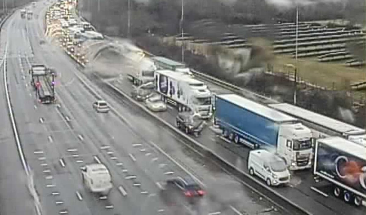 M25 crash halts traffic as drivers face hour-long delays