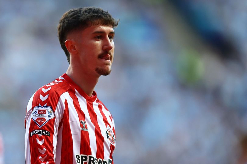 Rangers on Dan Neil transfer red alert as Sunderland star told to 'make ...