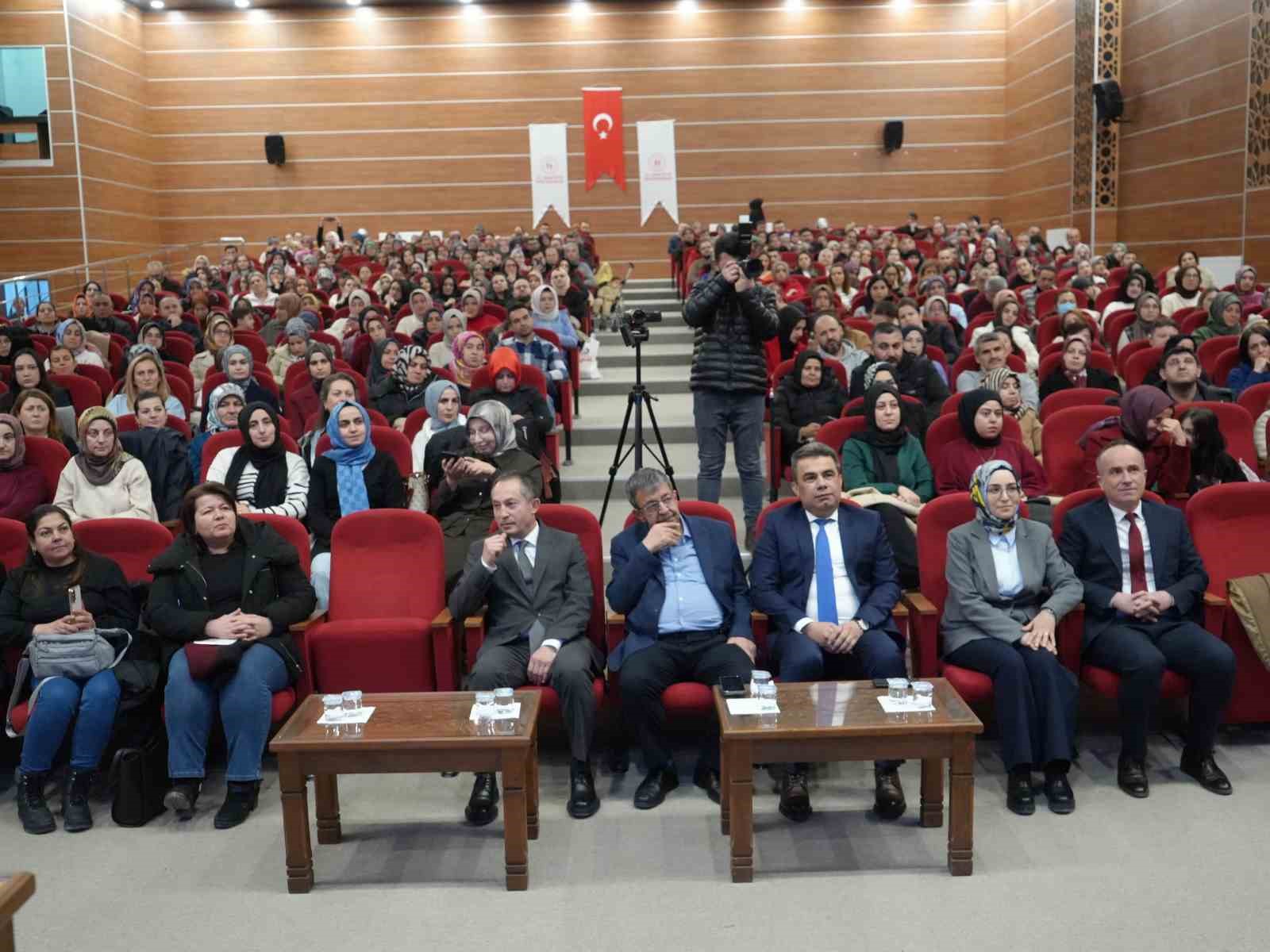 Yazar Hayati İnanç: "İnsan kalbini çer çöple doldurmamalıdır"