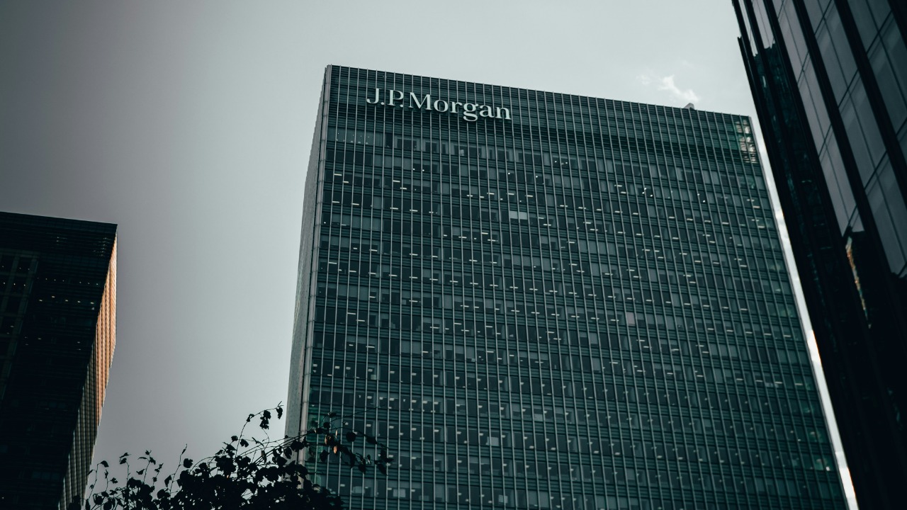 Big banks post huge profits while clashing with Trump over sky-high ...