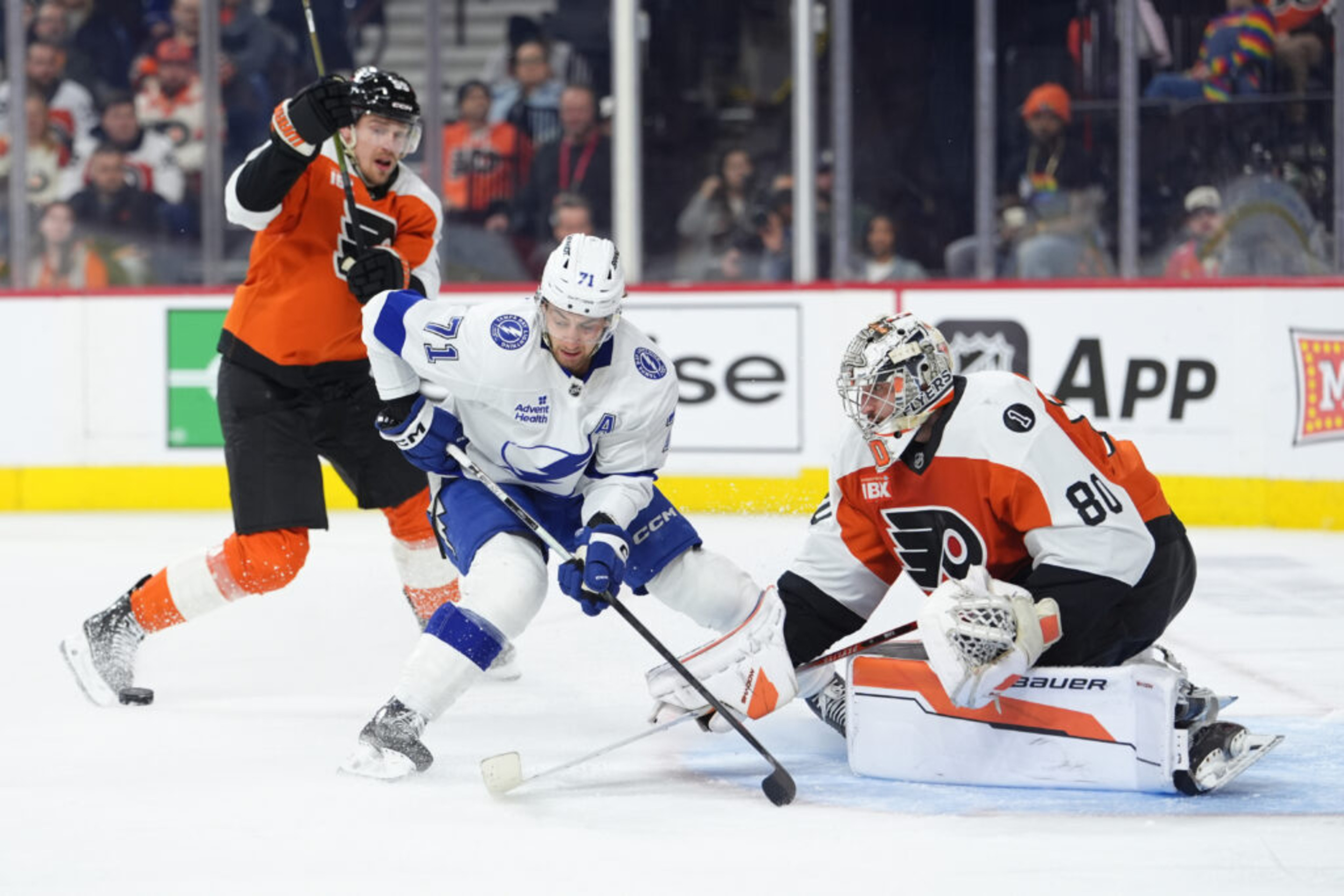 Philadelphia Flyers starting goalie leaves game