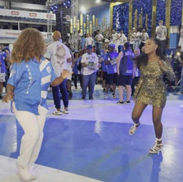 Após vídeo viral com a filha, mãe da rainha de bateria da Beija-Flor ...