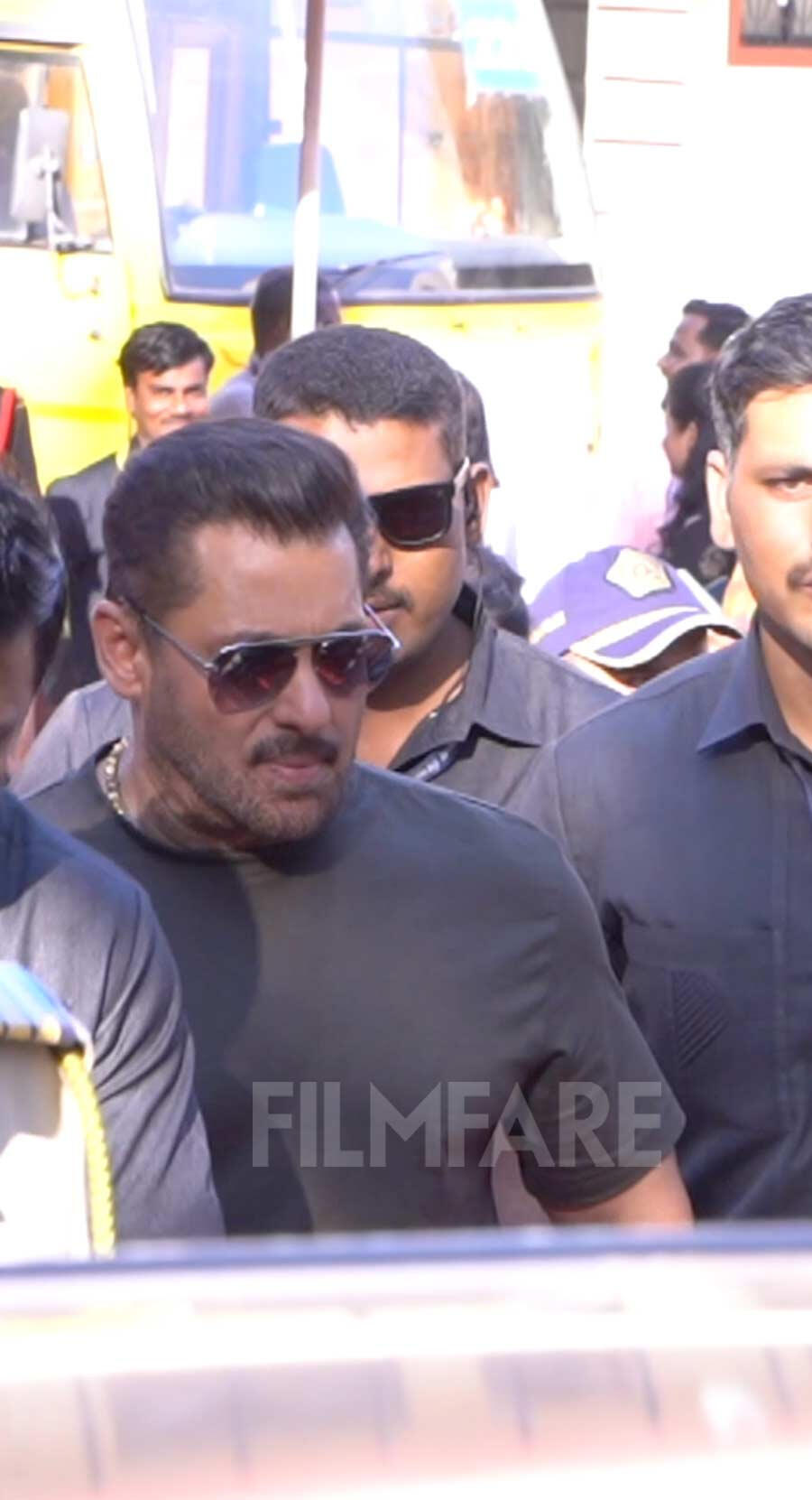Photos: Salman Khan arrives to cast his vote for BMC elections 2026