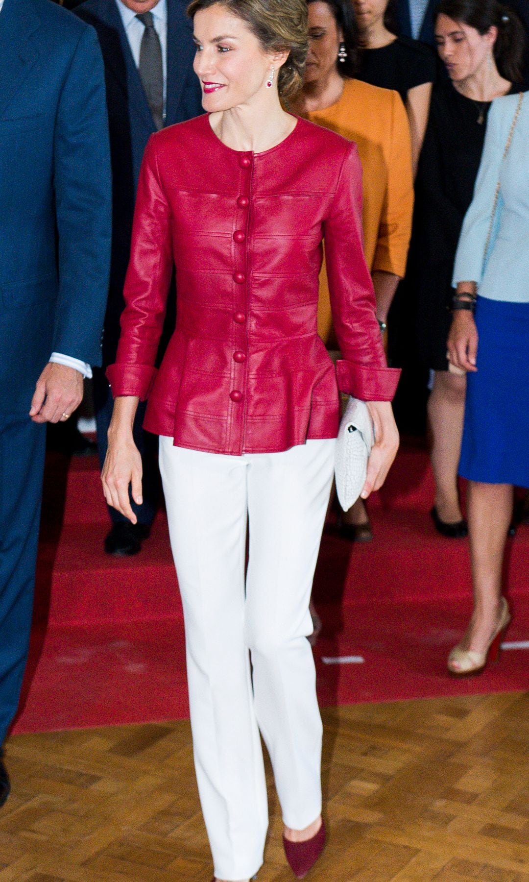 La reina Letizia recupera la chaqueta de cuero roja que se agota en ...