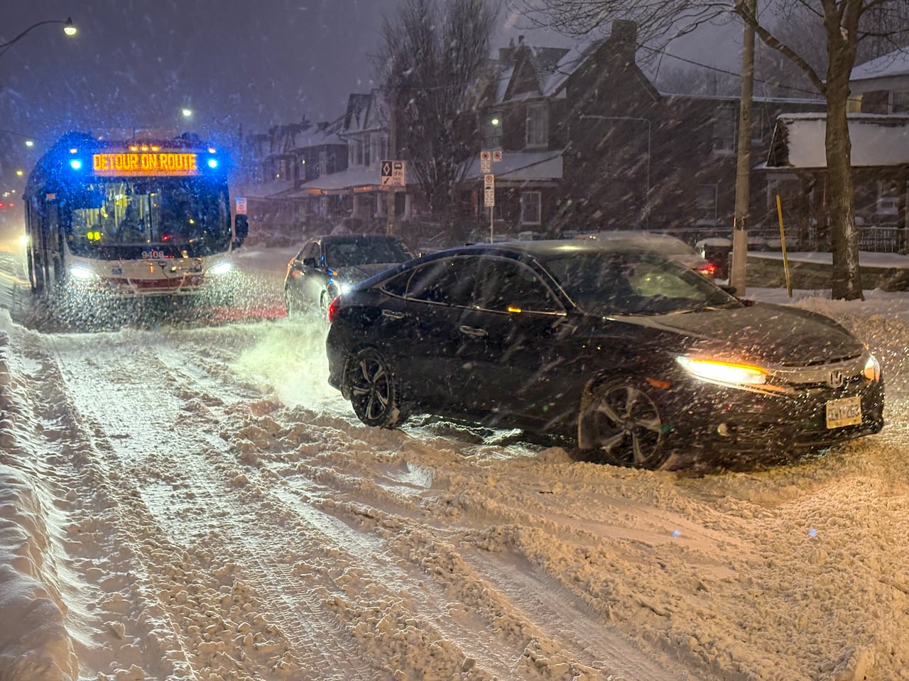 Snowy chaos shutters large parts of Don Valley Parkway, several GTA schools