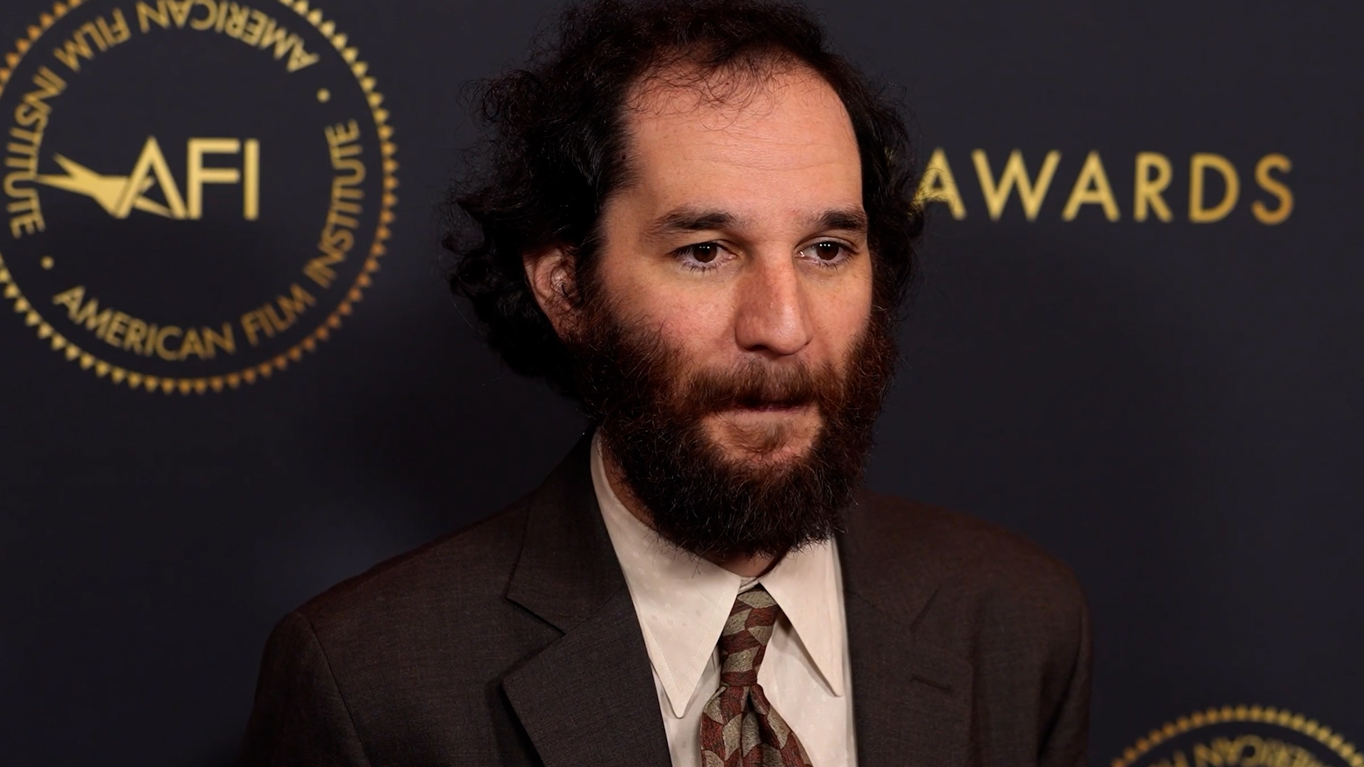 La voix de l'arbitre dans 'Marty Supreme' ? Oui, c'est Robert Pattinson