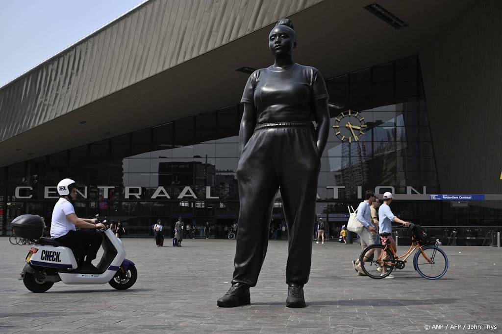 Rotterdam doet aangifte van racistische leus bij standbeeld