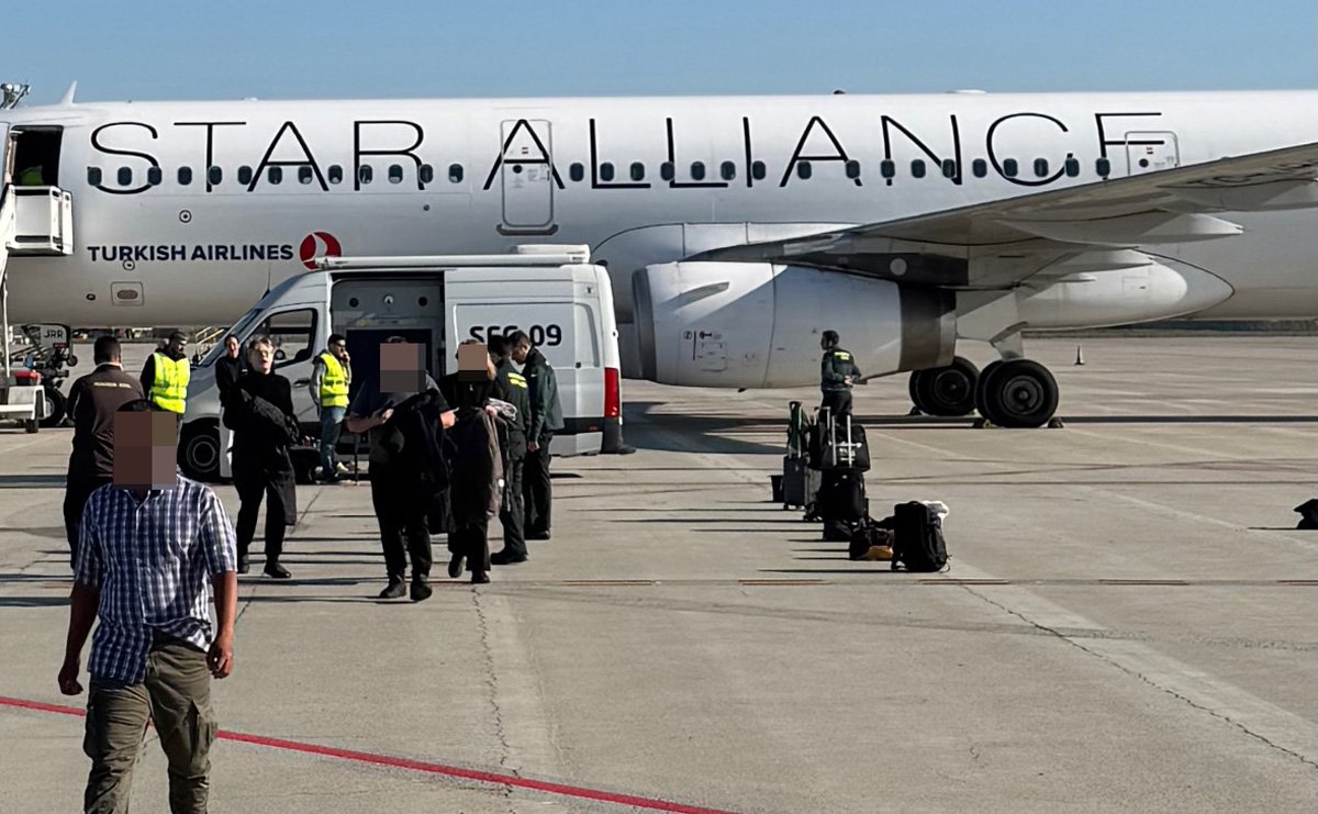 Passenger plane 'swarmed by police' to Barcelona