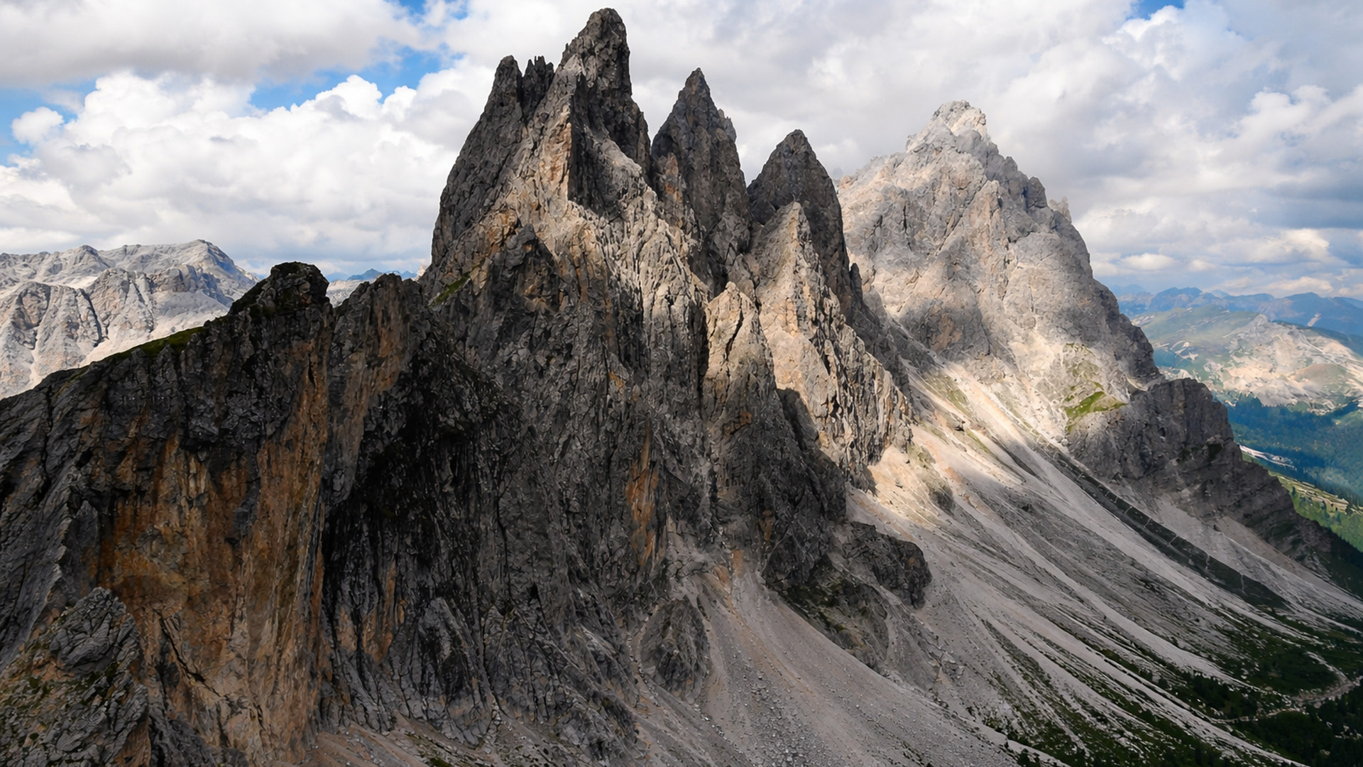 Discover the striking scenery of the Dolomites