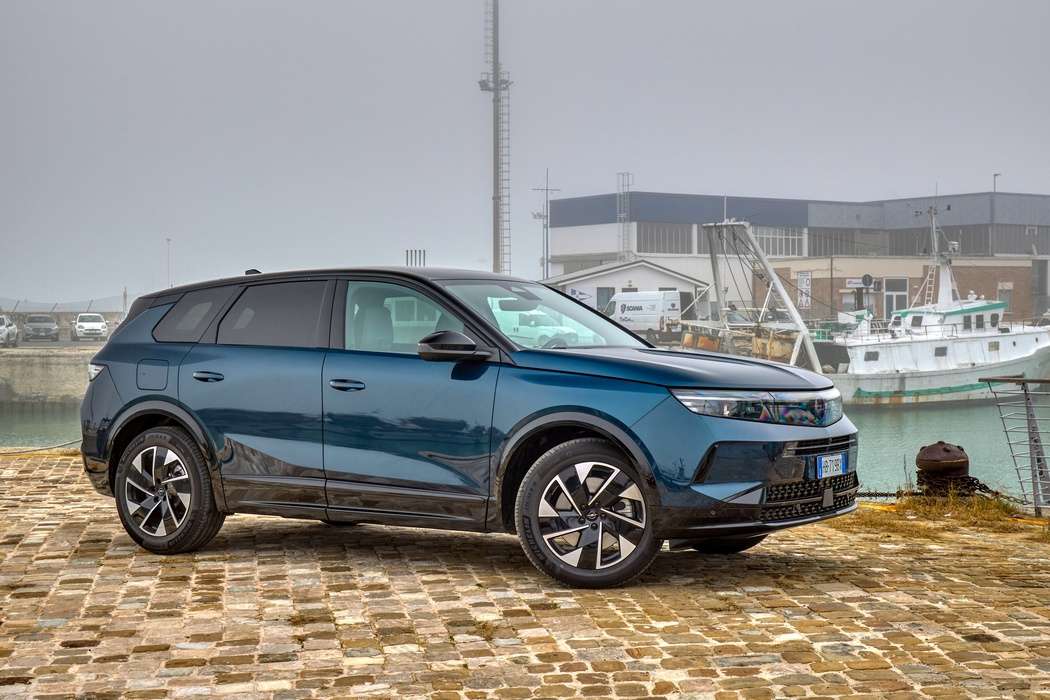 Opel Grandland plug-in hybrid: prova su strada nelle Marche tra ...