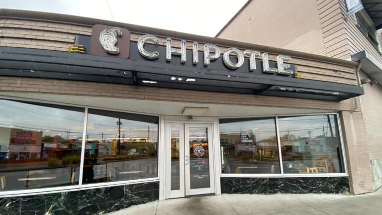 Chipotle fires back after boycott over Bill Ackman's $10K ICE gift