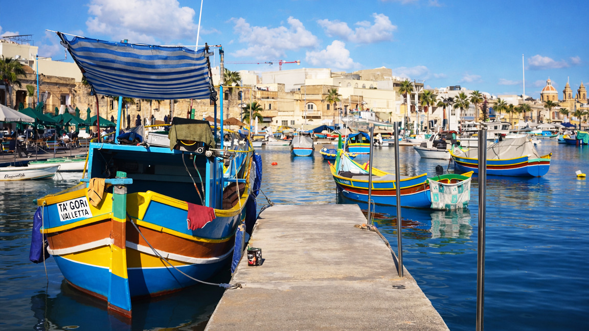 Barcos de pesca coloridos en el pueblo de Marsaxlokk, Malta