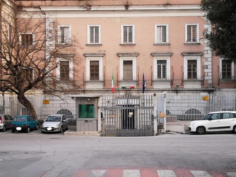 Evade dai domiciliari e prende a calci e pugni un uomo, arrestato