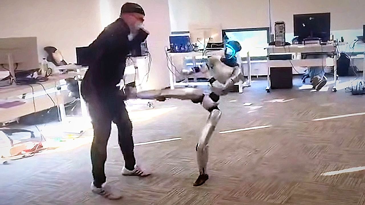 Un robot frappe un ingénieur sous la ceinture en imitant un coup