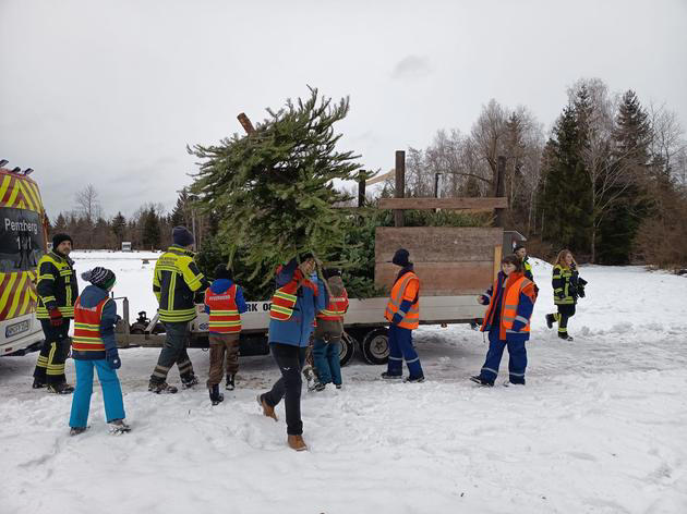 Premiere in Penzberg: Feuerwehr sammelt 300 Christbäume ein - Erlös ist ...