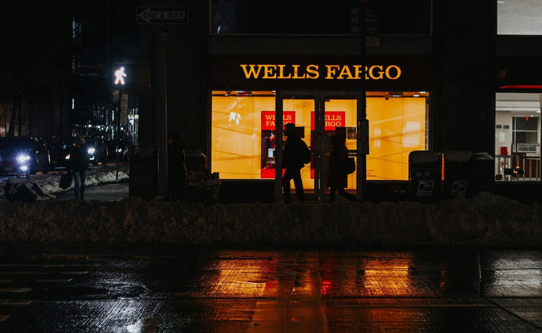 Man robs bank of $140, eats $20 Mexican food, leaves rest in tip: 'Took ...