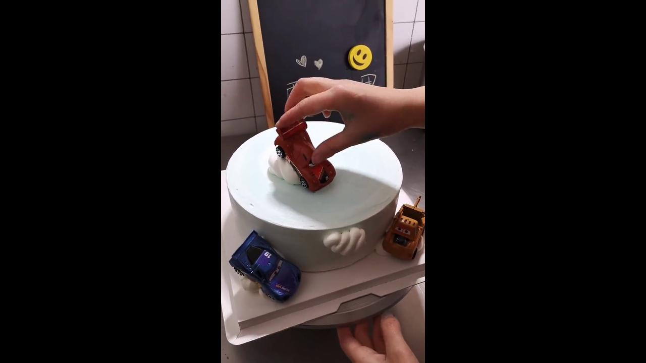 Making light blue with cars cake