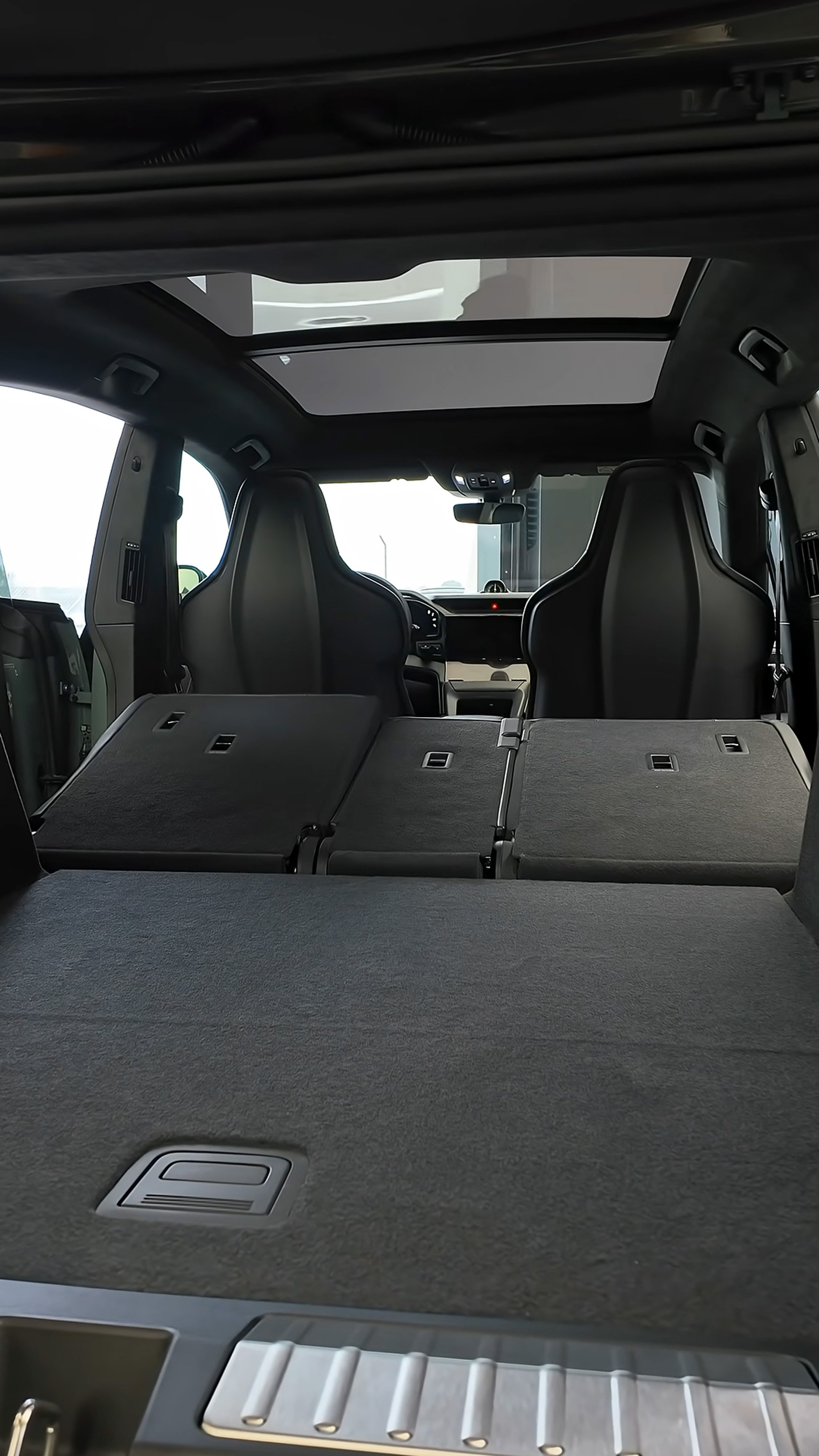 Flat folding rear seat Porsche Cayenne EV