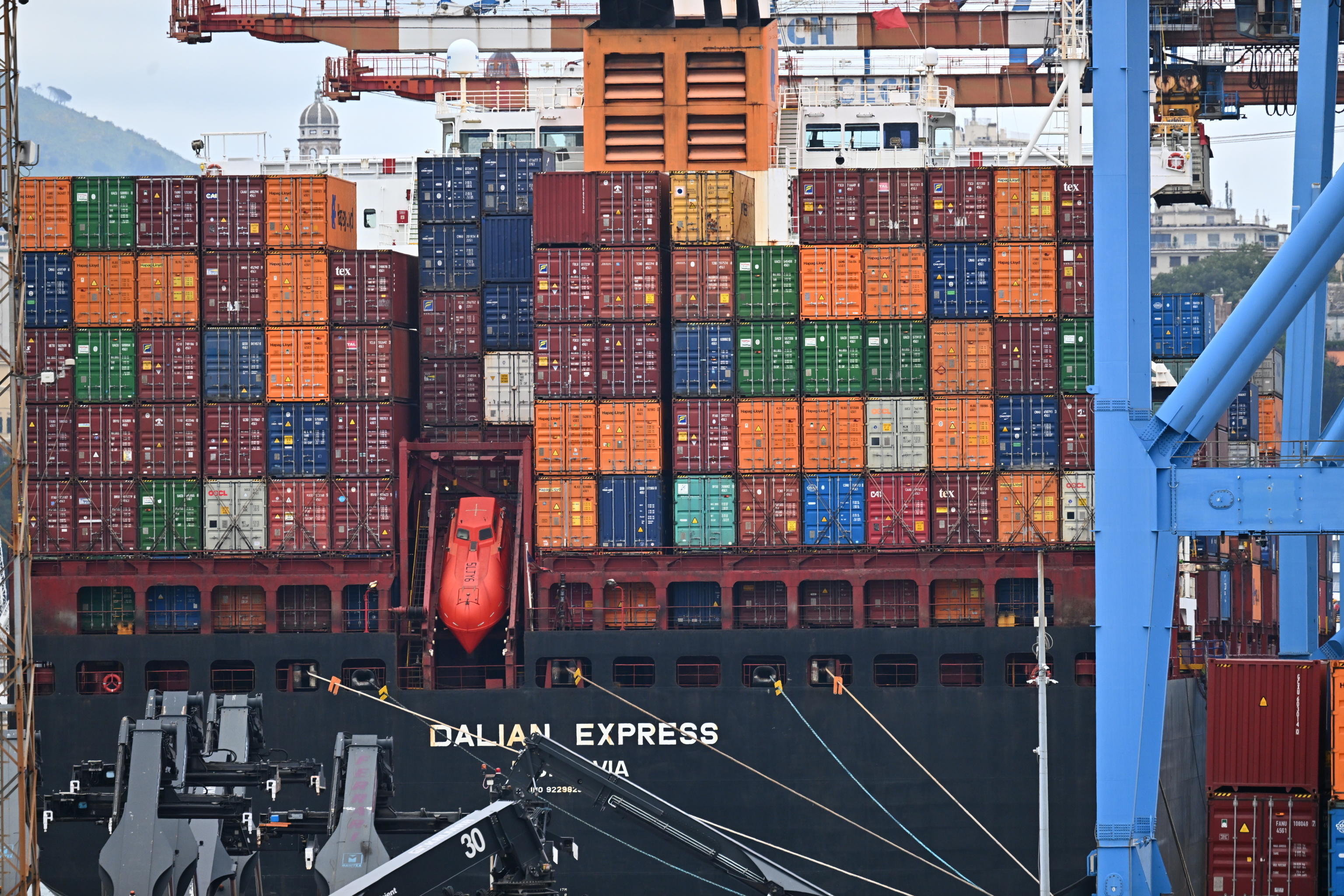 Italian exports up 0.4% month-on-month in November, imports down 3.2%