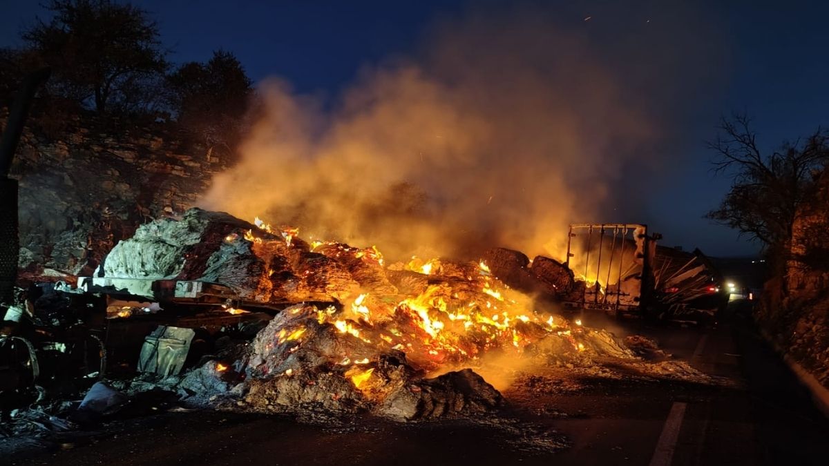 Aparatoso choque provoca incendio de tráiler en la carretera libre ...