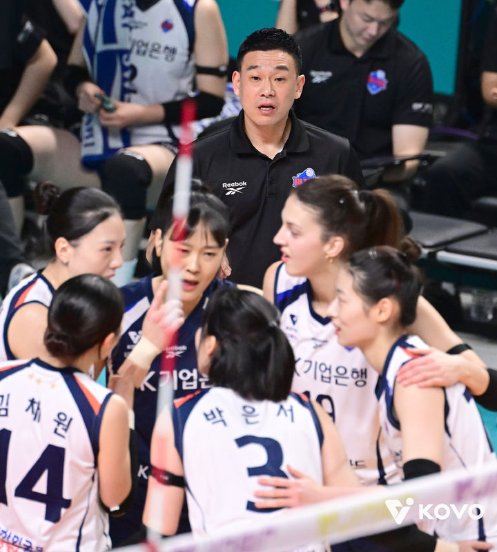 '5할 승률 회복' 여오현 IBK기은 감독대행 "남은 경기도 신나게"