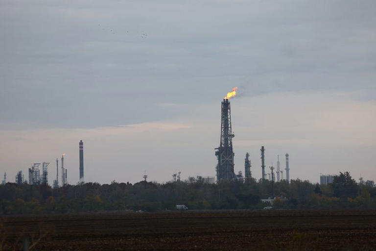 Hungary's MOL could sign first deal soon to acquire stake in Serbia's NIS