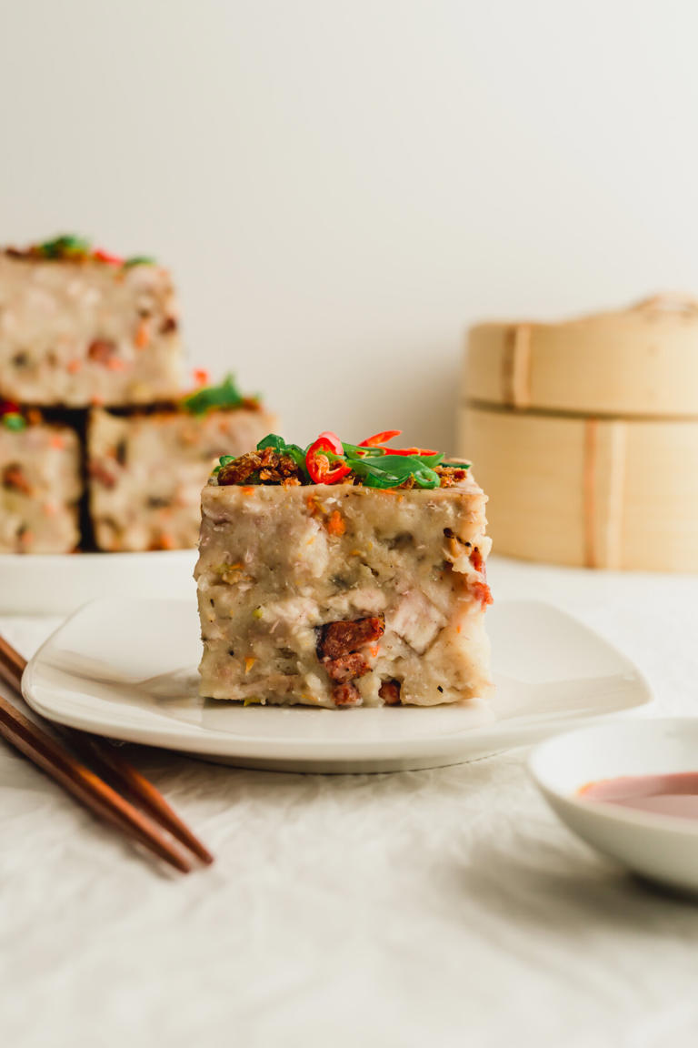 Steamed taro cake (芋頭糕)