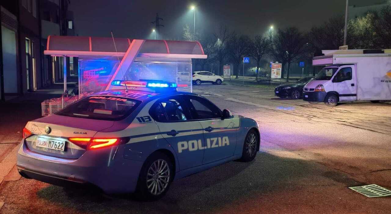 Dà in escandescenze fuori dal supermercato, poi minaccia gli agenti e ...